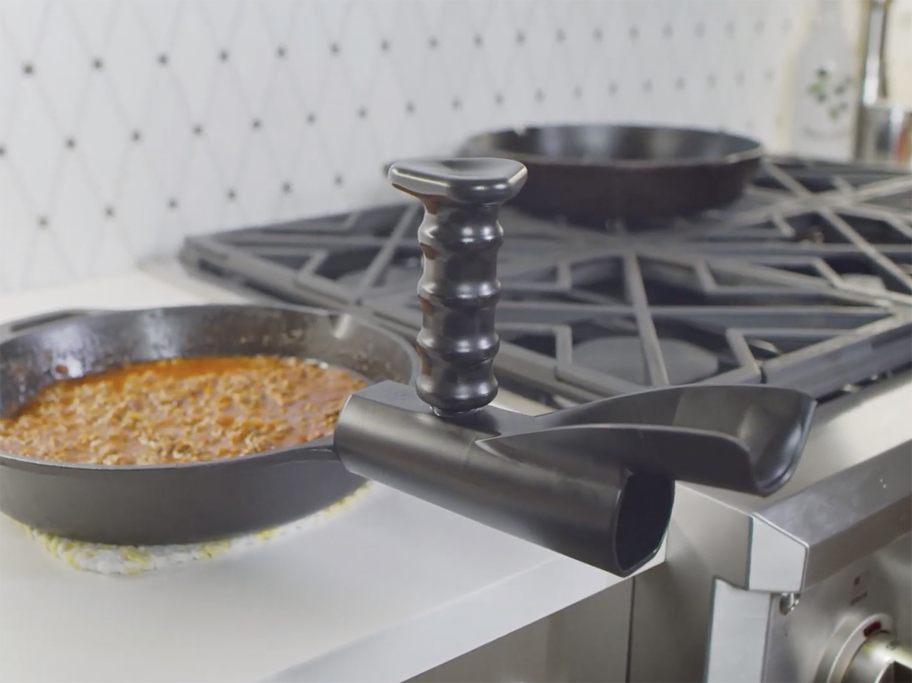 斬新アイデア！スキレット調理が劇的にラクになるハンドルカバー「Pan Buddy」 - bouncy / バウンシー