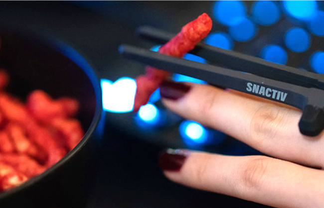 もう手を汚さない！ゲームをしながらスマートにお菓子が食べられる「SNACTIV」 - bouncy / バウンシー