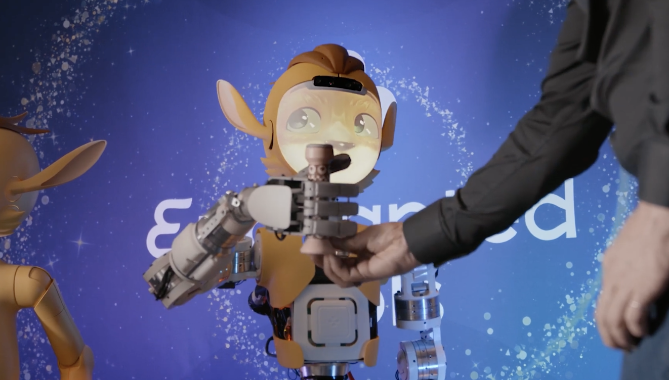 コロコロ移動する! まるでアニメの世界から飛び出した配達ロボ「Miroka」と「Miroki」 - bouncy / バウンシー