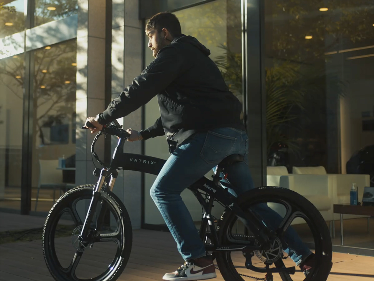 街乗りもアウトドアも！ 折りたたみ式電動アシストマウンテンバイク「VATRIX」 - bouncy / バウンシー