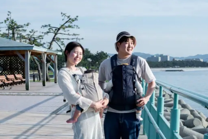 小さく畳んで持ち運べる。コンパクトな「PairFook」の抱っこひも - bouncy / バウンシー