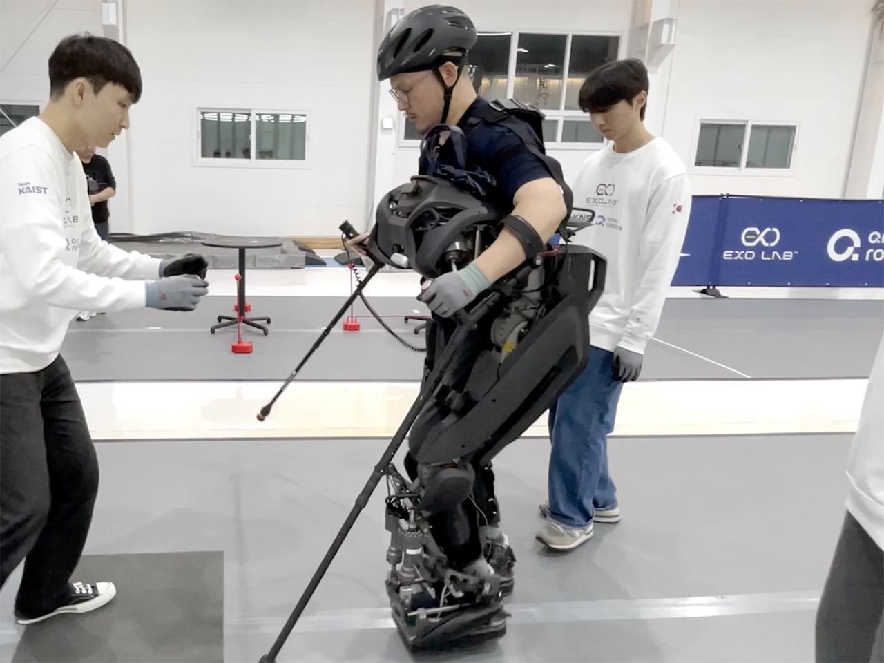 介助なしで装着・歩行！ 麻痺患者用ウェアラブルロボット「WalkON Suit F1」 - bouncy / バウンシー