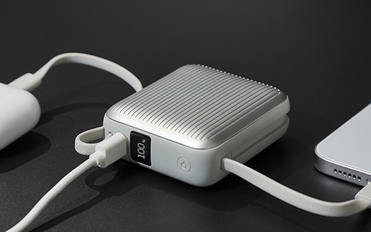 スマホなどデバイスを3台同時充電！ 軽量モバイルバッテリー「SINEX Mini Power」 - bouncy / バウンシー