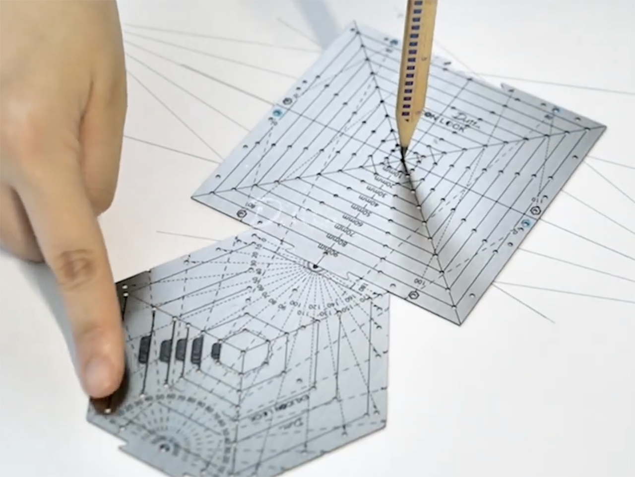 透視図を究める？ コンボで無限の図形を描くパース定規「Exlicon Lock」 - bouncy / バウンシー
