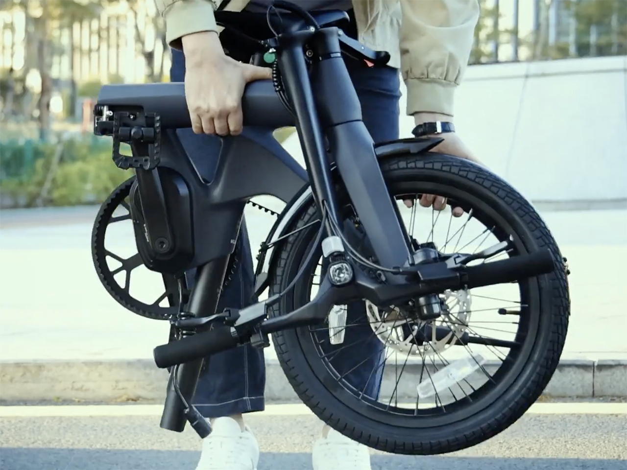 電動アシスト付きで重さ15kg！ フルカーボンの折りたたみ自転車「ERWAY-A06」 - bouncy / バウンシー