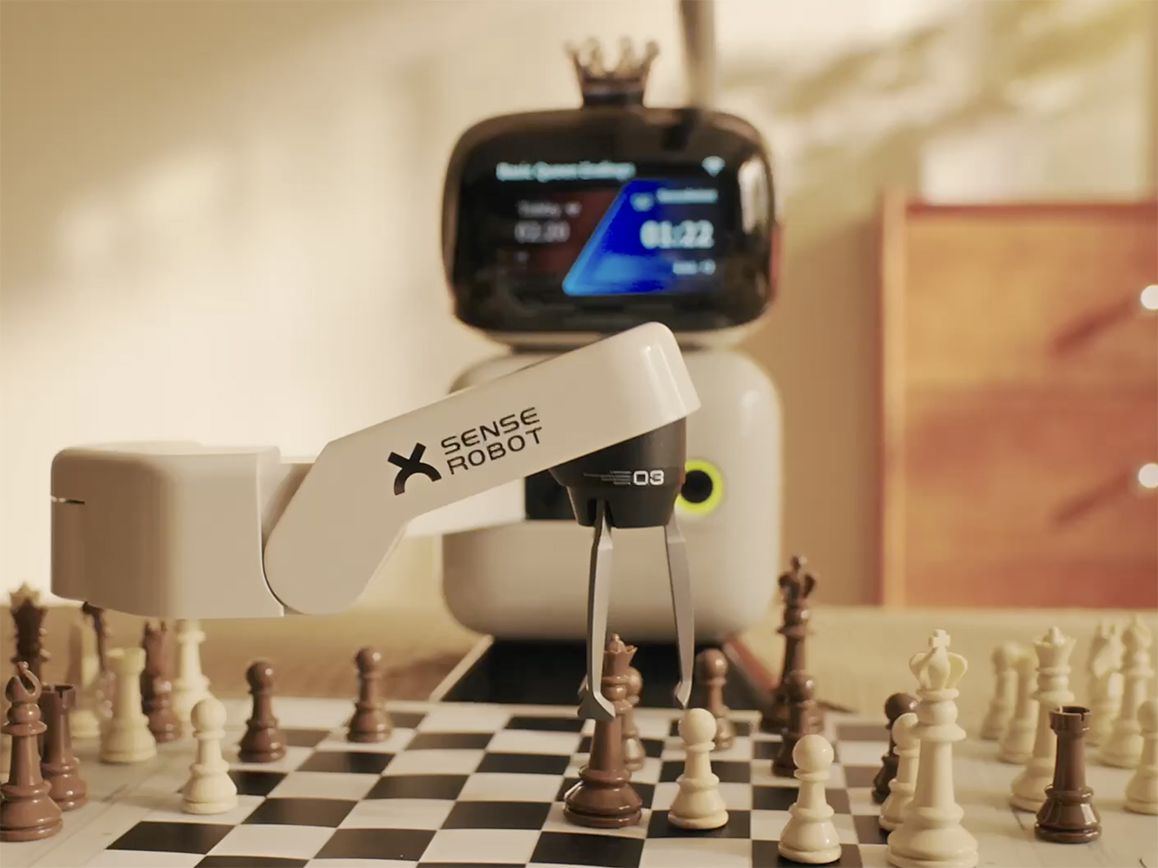 毎晩でも相手になるぜ！ アームで駒を動かし人と対戦するチェスロボット「SenseRobot Chess」 - bouncy / バウンシー