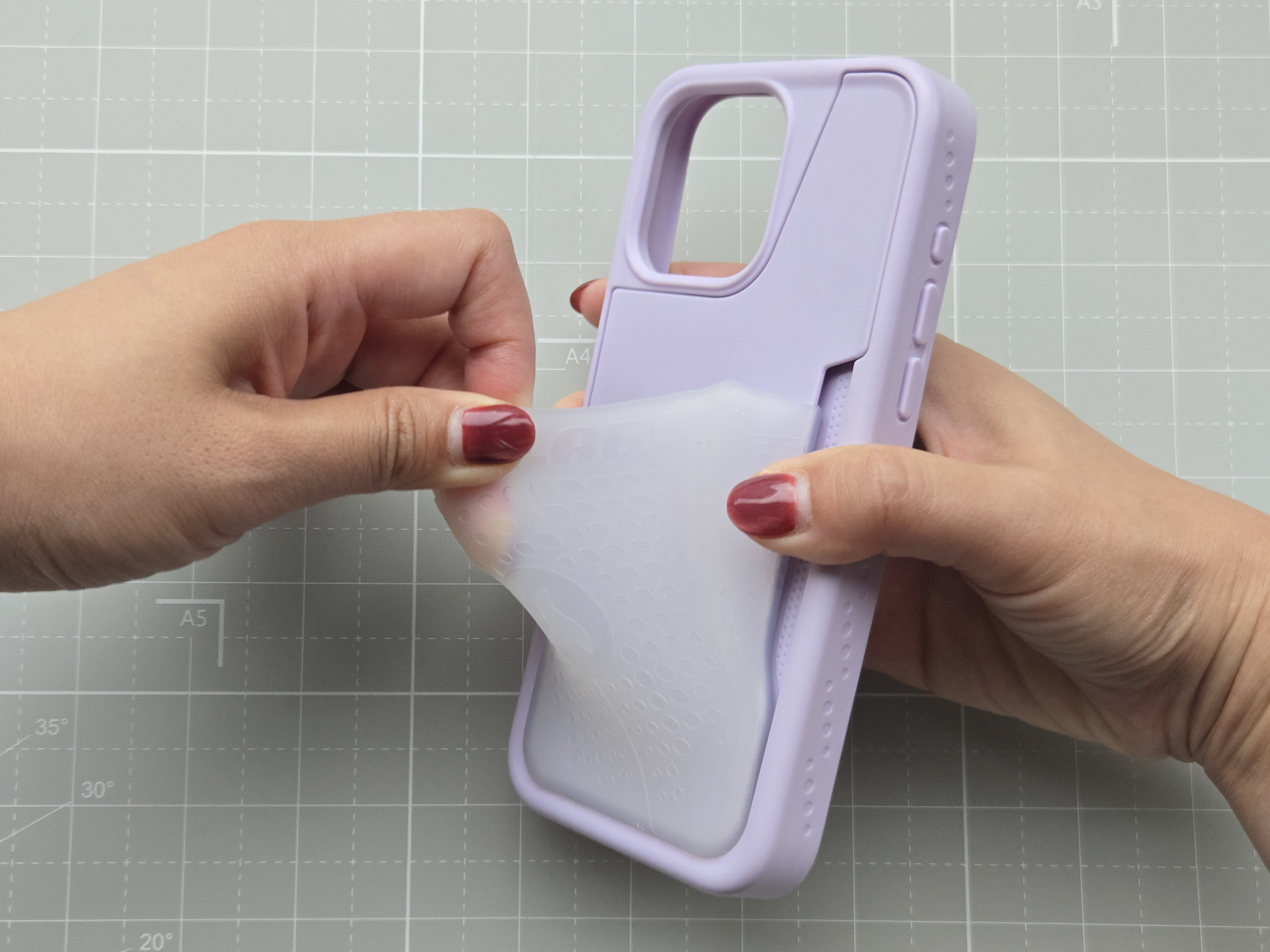 スマホの背中に、まるでカンガルーのポッケが出現！Ninja Labs Flex Pouch Phone Case - bouncy / バウンシー