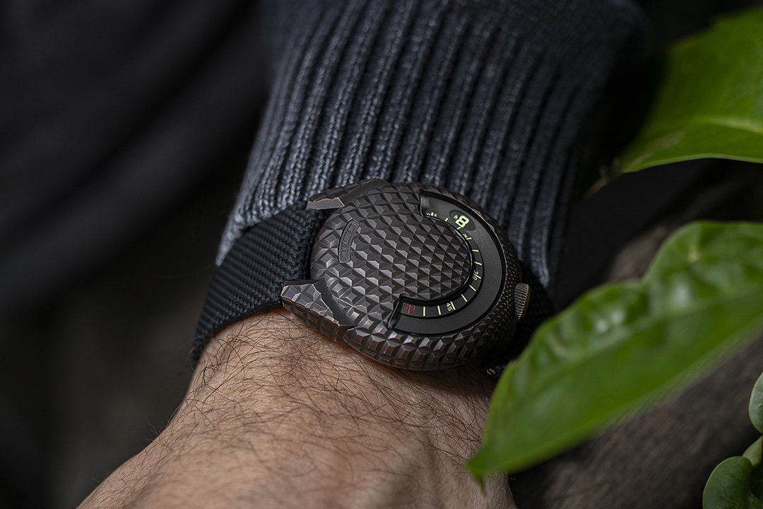 まるで爬虫類のようなデザイン！伝統と革新が共存する腕時計「UR-101 T-Rex」 - bouncy / バウンシー