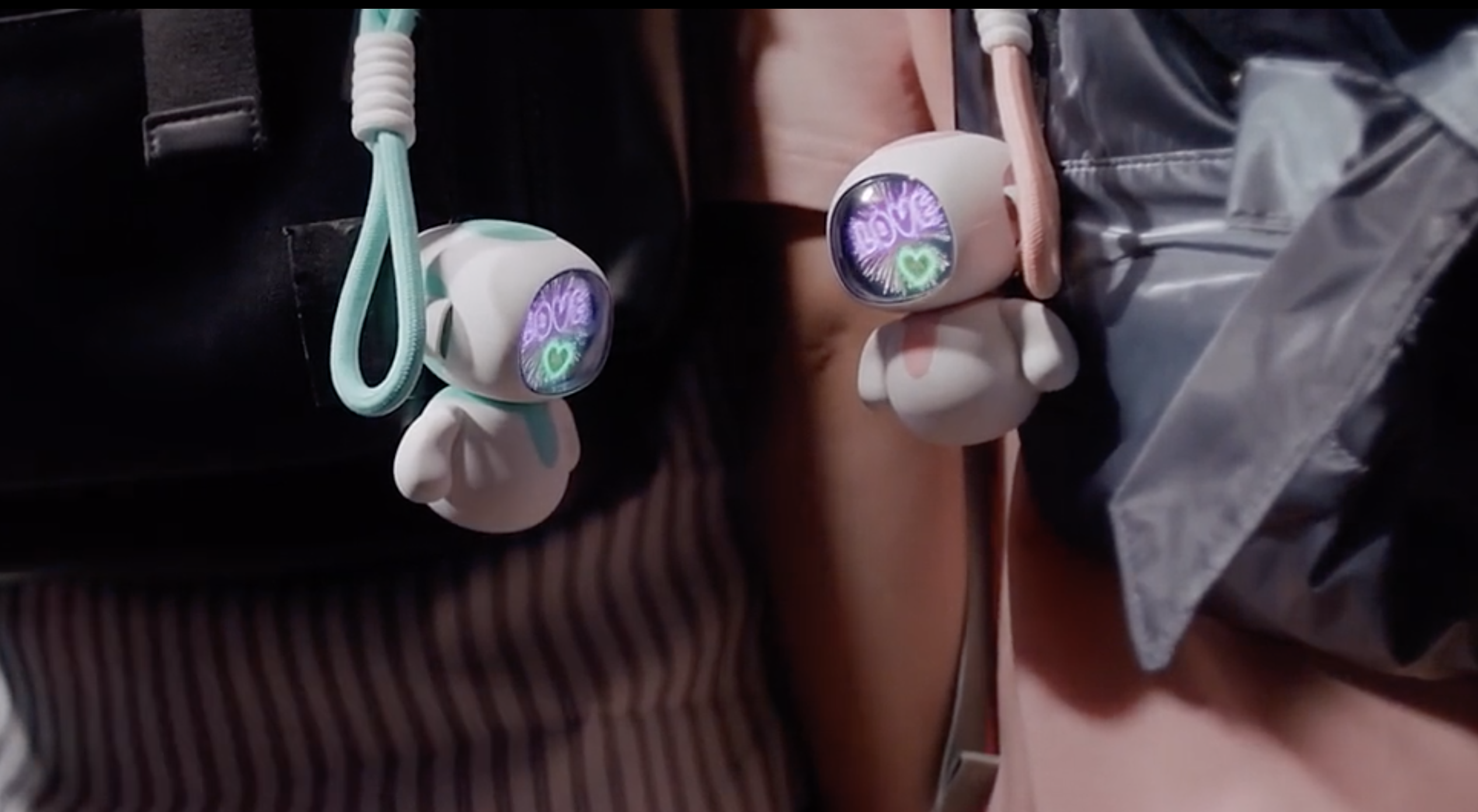 バッグにつけて一緒にお出かけできる！チャーム型のAIロボ「Eiliko」 - bouncy / バウンシー