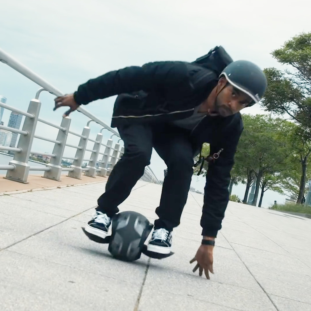 玉乗りでシティライド？ 小さな球体の電動一輪車「JYROBALL」 - bouncy / バウンシー