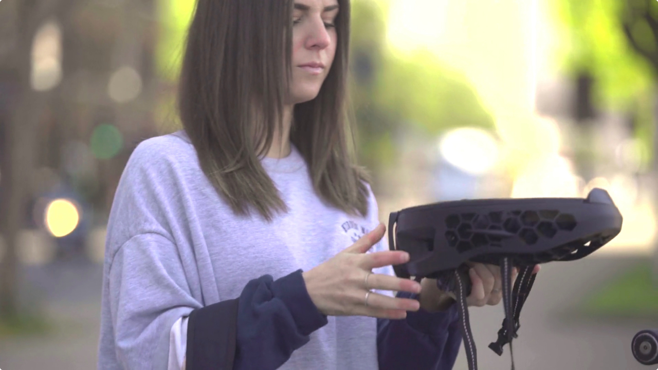 人の生命も地球も救う。 海洋プラ製の折り畳みヘルメット「Cyclo」 - bouncy / バウンシー