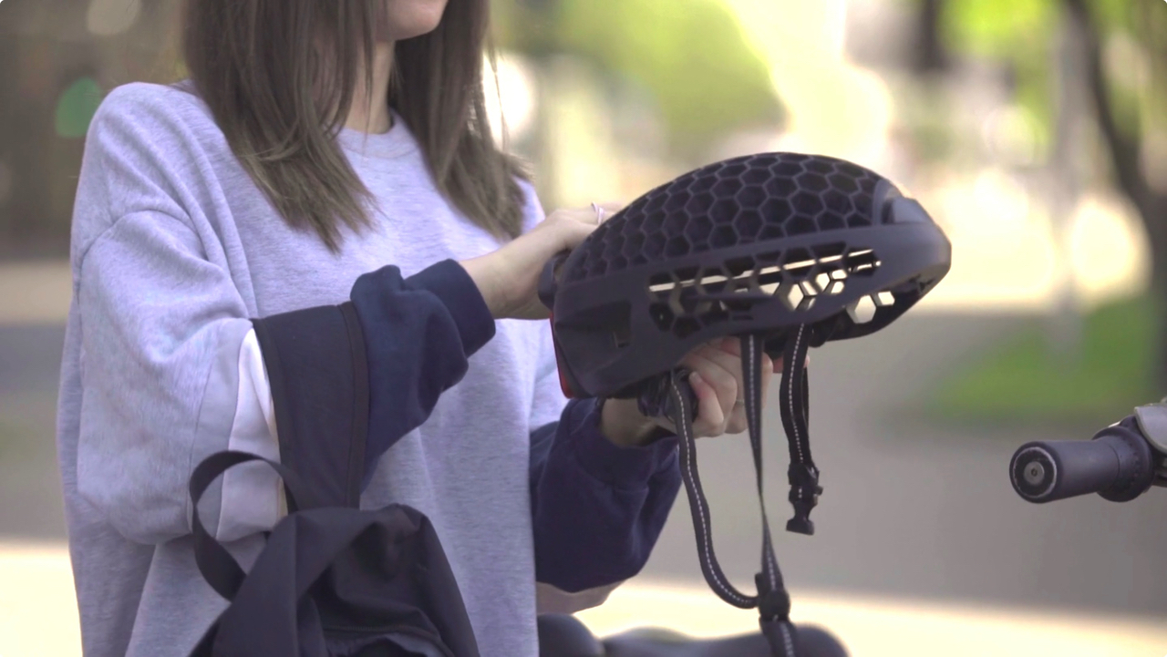 人の生命も地球も救う。 海洋プラ製の折り畳みヘルメット「Cyclo」 - bouncy / バウンシー