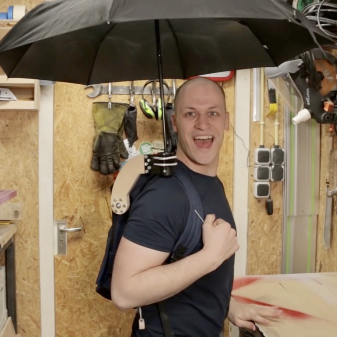 子どもの頃の夢実現！ ヒモを引けば自動で傘をさせるバックパック「Spring loaded umbrella backpack ...