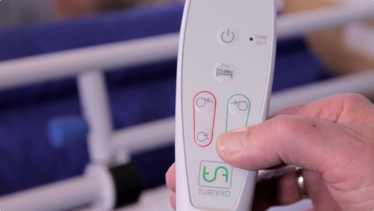 シーツが回転する斬新な発想！ 寝転ぶ人の向きを簡単に変える電動ベッドシステム「TurnAid」 - bouncy / バウンシー