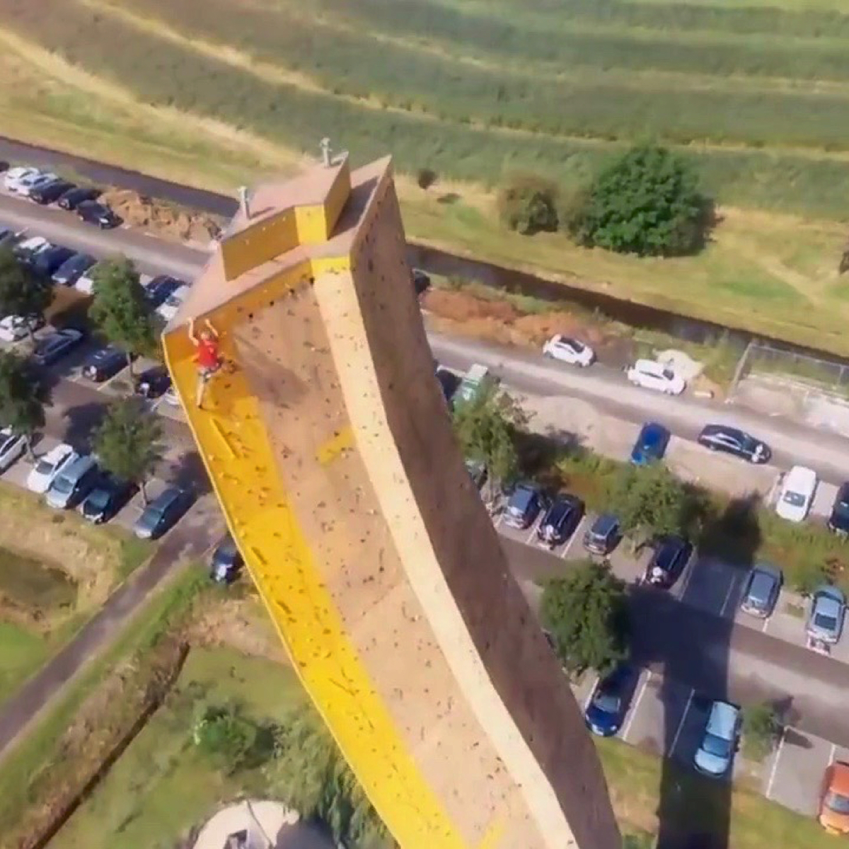 ギネス認定された世界一高い巨大クライミングタワーがそびえ立つ「Bjoeksクライムセンター」 - bouncy / バウンシー