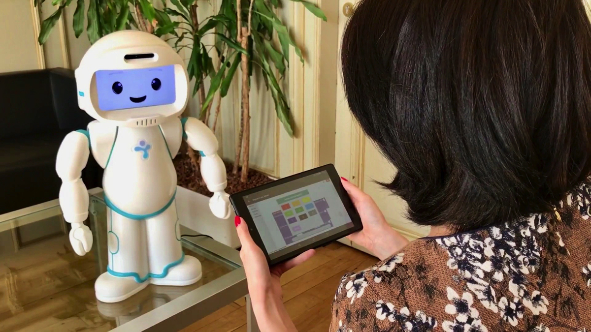 自閉症の子どもが社会的スキルを学べるロボット「QTrobot」 - bouncy / バウンシー