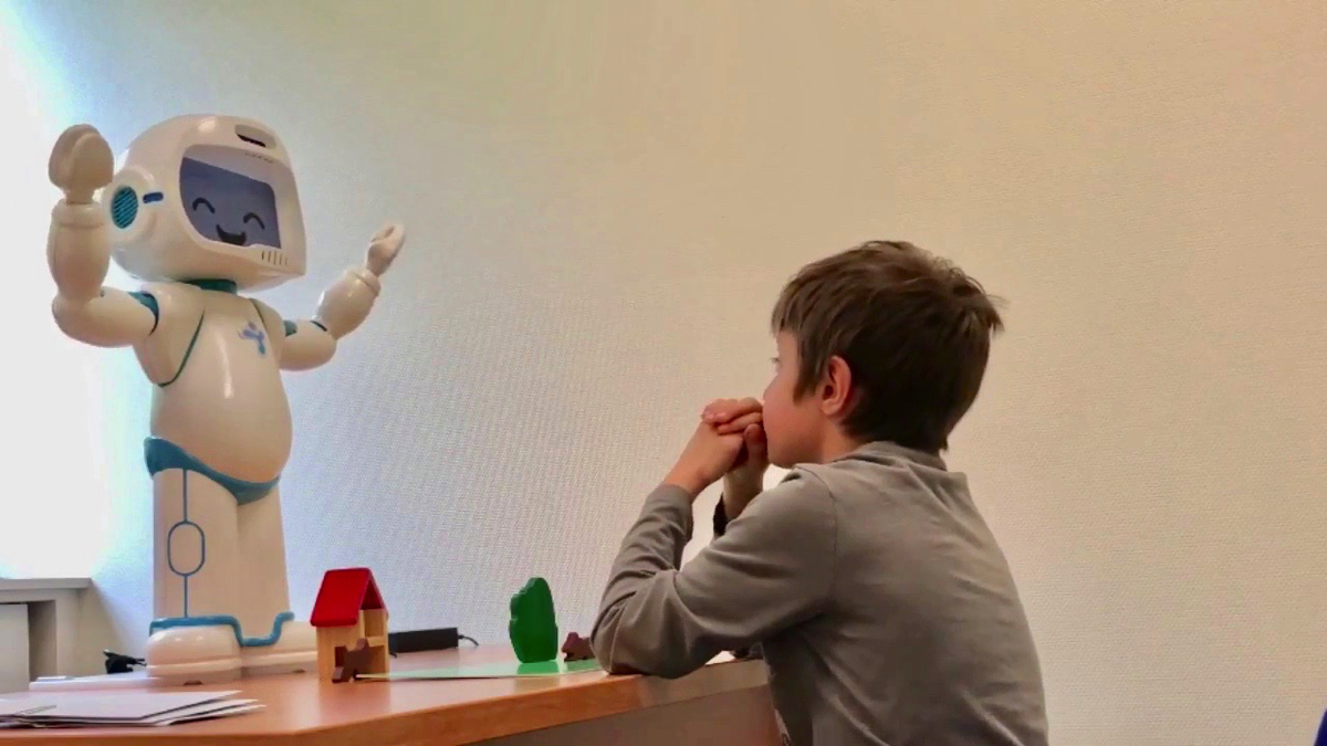 自閉症の子どもが社会的スキルを学べるロボット「QTrobot」 - bouncy / バウンシー
