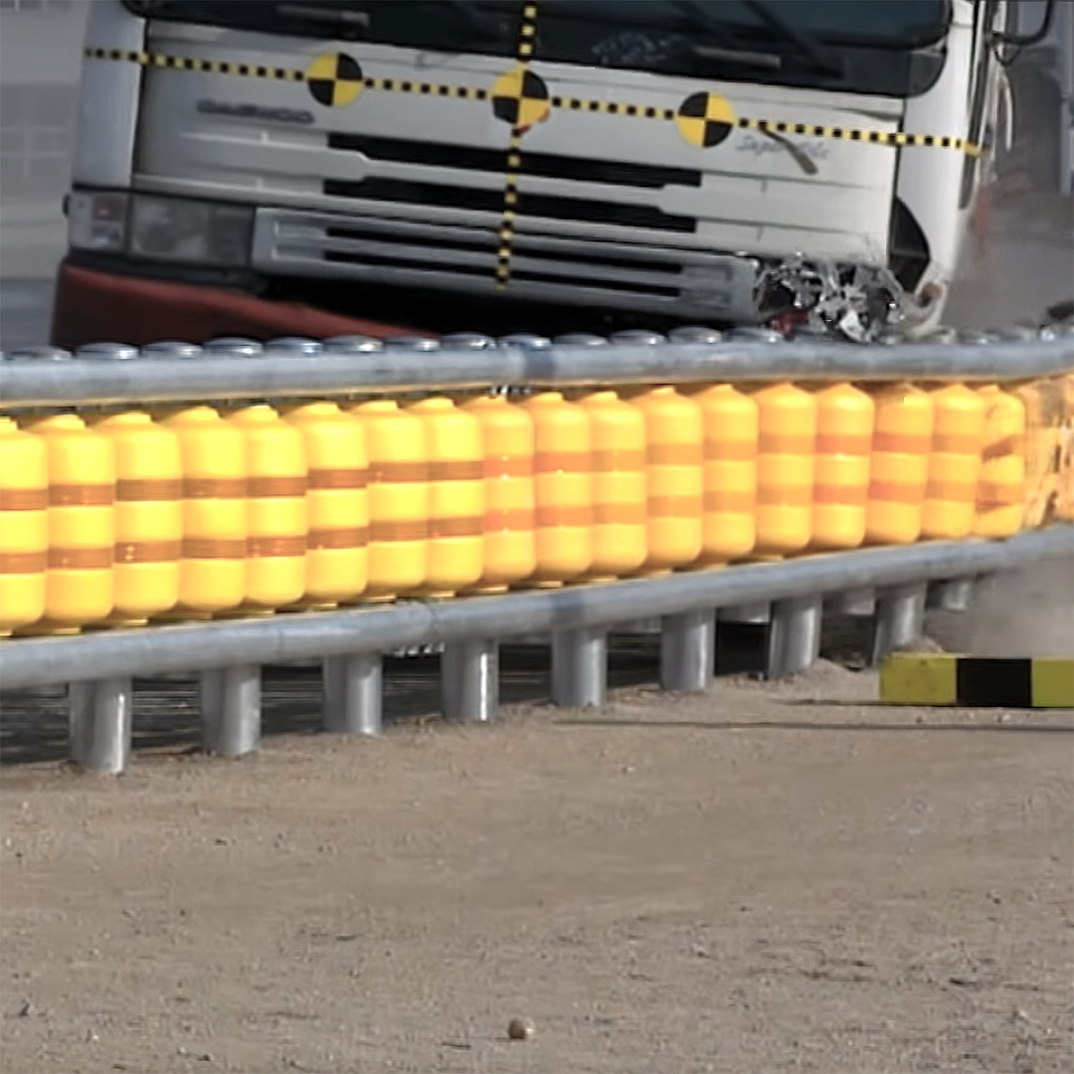 回転するガードレールで運転者を守る「Rolling Guard-rail Barrier」 - bouncy / バウンシー