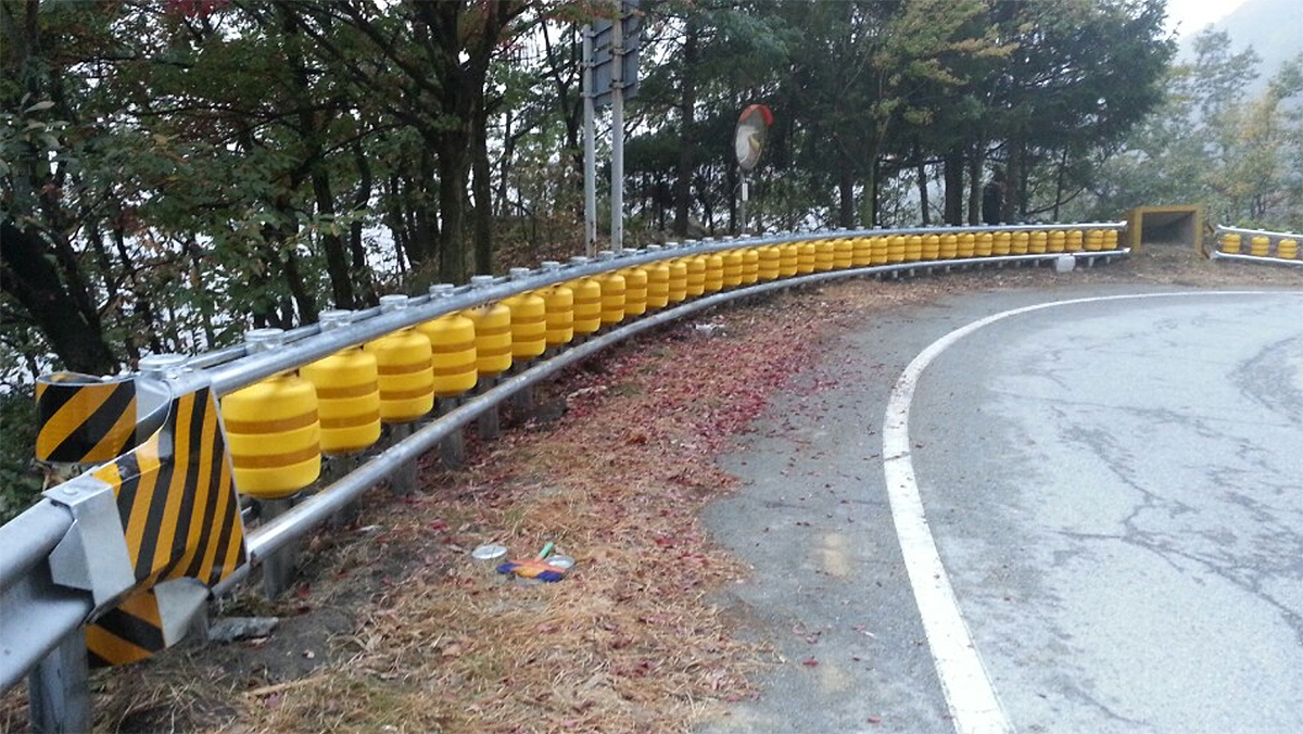 回転するガードレールで運転者を守る「Rolling Guard-rail Barrier」 - bouncy / バウンシー