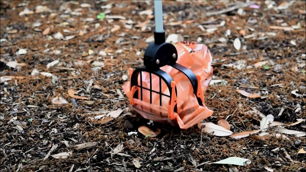 挟んで捨てるだけ。愛犬との散歩で便利なうんち処理スコップ「PIK-A-POO 7 SCOOP」 - bouncy / バウンシー