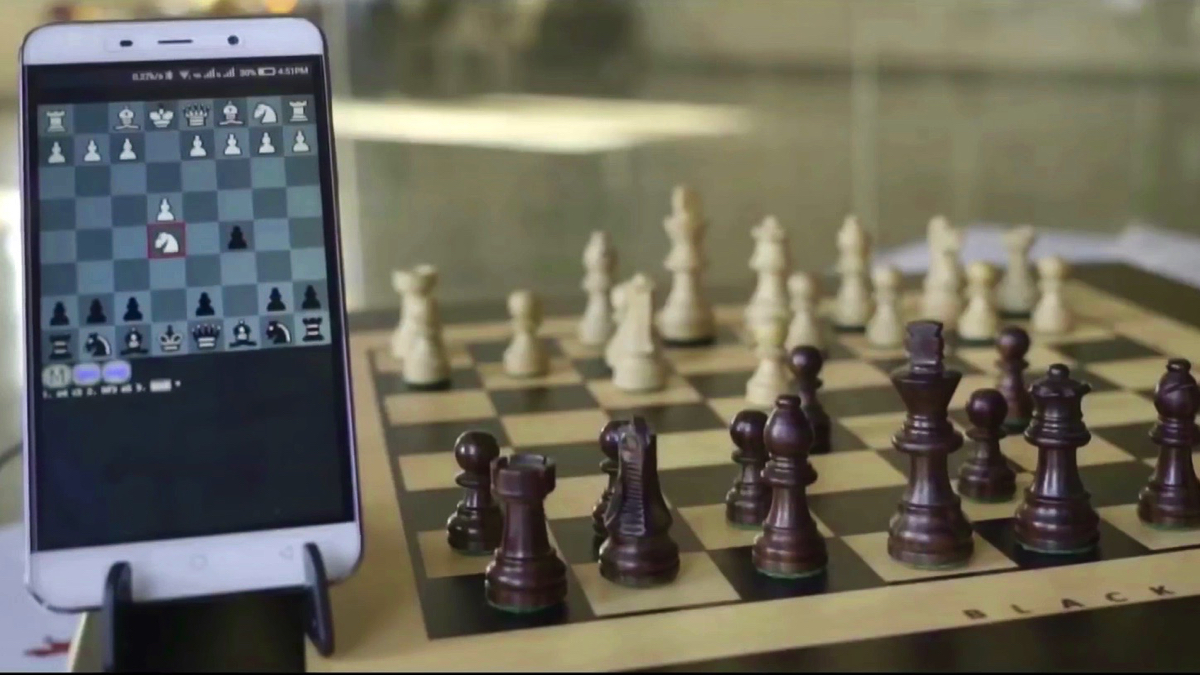 離れた相手と戦える!? チェスの駒が勝手に動くハイテクすぎるチェス盤「Square Off」 - bouncy / バウンシー