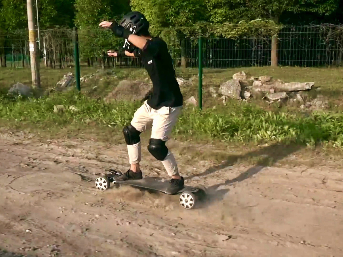 悪天候も荒地も関係なし！ 全地形対応電動スケートボード「Backfire Ranger X1」 - bouncy / バウンシー