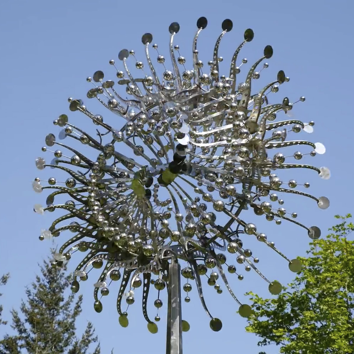 風の力で命が吹き込まれたAnthony Howe氏の幻想的な「動く彫刻」 - bouncy / バウンシー