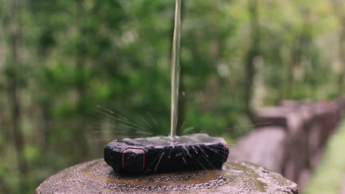 手のひらに収まる小型サイズで超タフな4G対応スマートフォン「Atom」 - bouncy / バウンシー