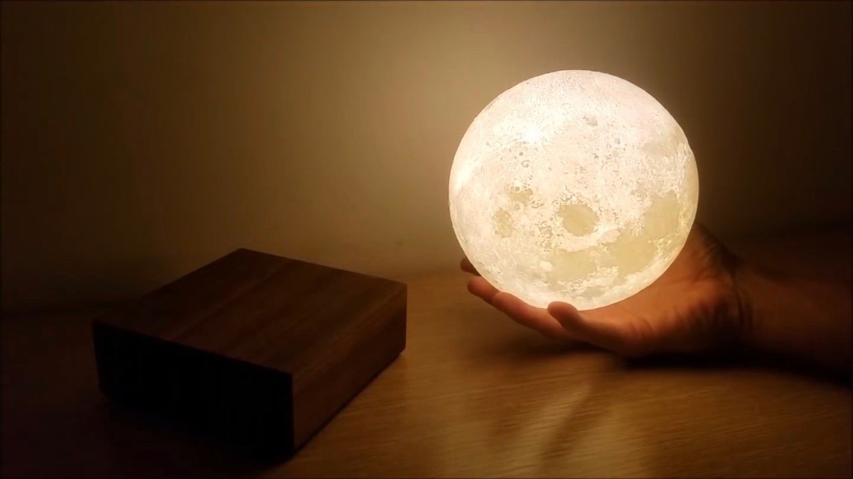 緻密にデザインされた宙に浮く美しいムーンライト「Levimoon」 - bouncy / バウンシー