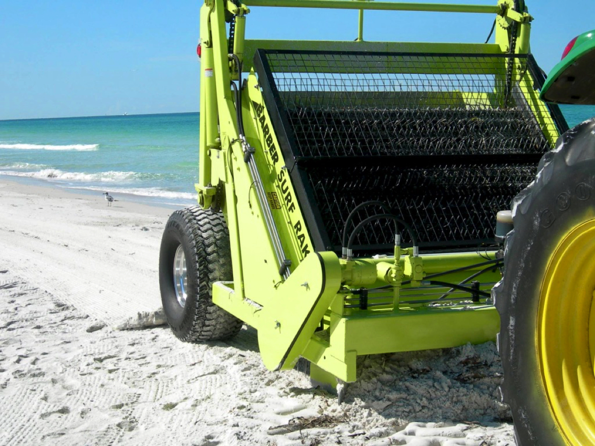 クルマで引っ張るだけ！ビーチのゴミだけ取り除く清掃マシン「SURF RAKE」 - bouncy / バウンシー