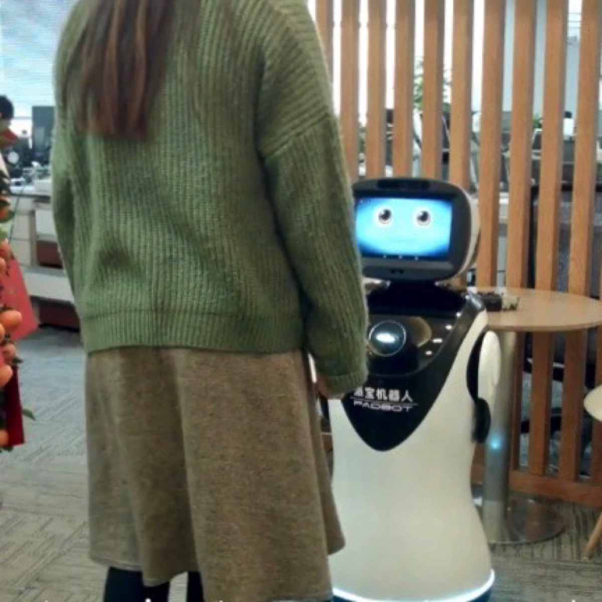 中国のPepper君？人と協力して訪問者の対応ができる「Padbot P3」 - bouncy / バウンシー