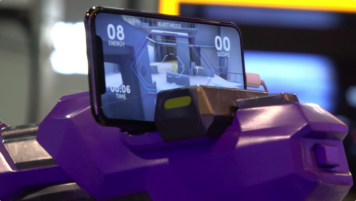 スマホをセットするだけ！リアルFPSを可能にするVRガンコン「Merge 6DoF Blaster」 - bouncy / バウンシー