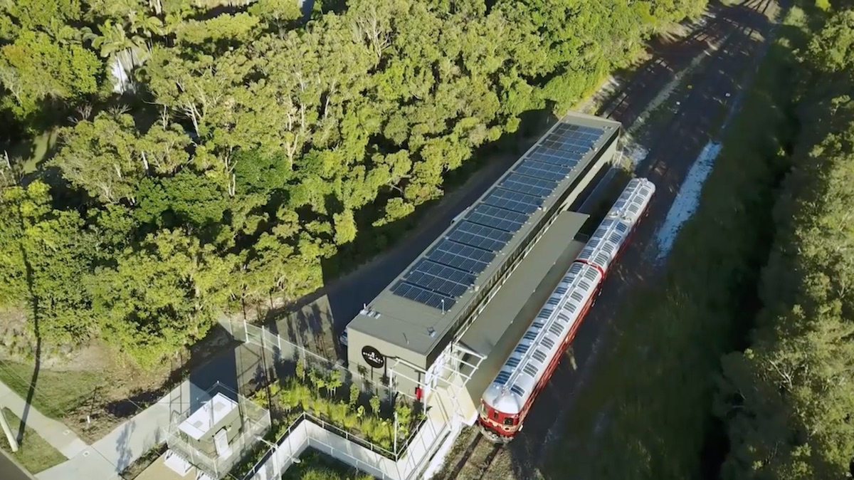 世界初の太陽光発電で走る電車「ソーラー・トレイン」 - bouncy / バウンシー