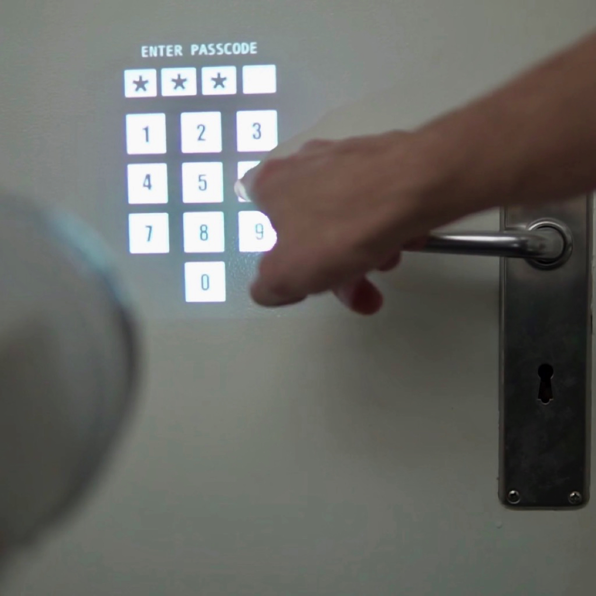 目の前にタッチパネルを投影？未来すぎる懐中電灯「Lumen」 - bouncy / バウンシー