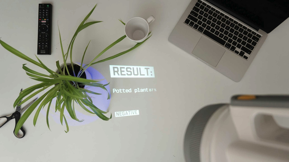 目の前にタッチパネルを投影？未来すぎる懐中電灯「Lumen」 - bouncy / バウンシー