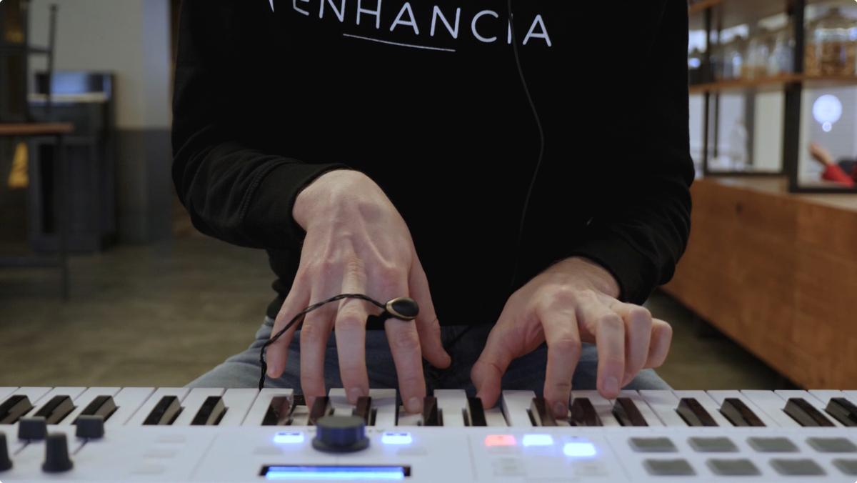ジェスチャーで楽器を操作？指輪型コントローラー「Enhancia MIDI ring」 - bouncy / バウンシー