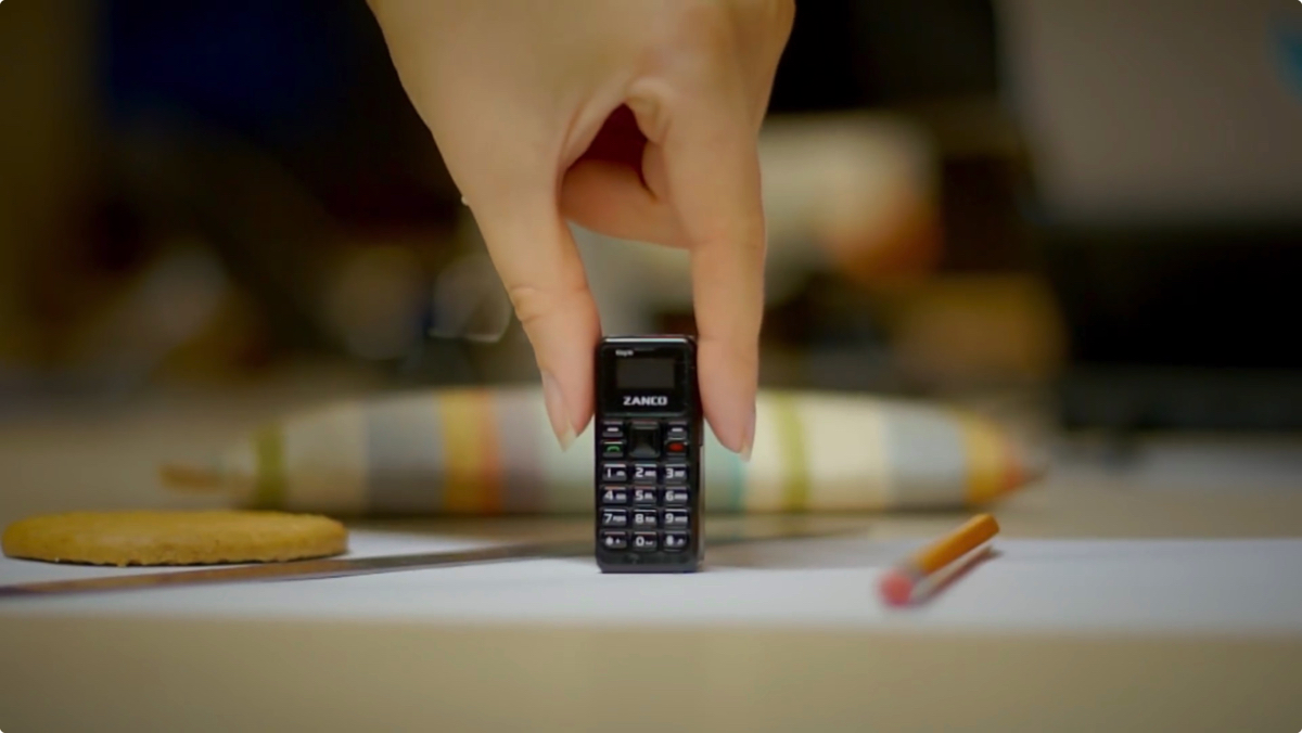 親指より小型？世界最小の携帯電話「Zanco tiny t1」 - bouncy / バウンシー