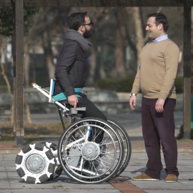 乗ったままシームレスに立てる電動車いす「Laddroller」 - bouncy / バウンシー